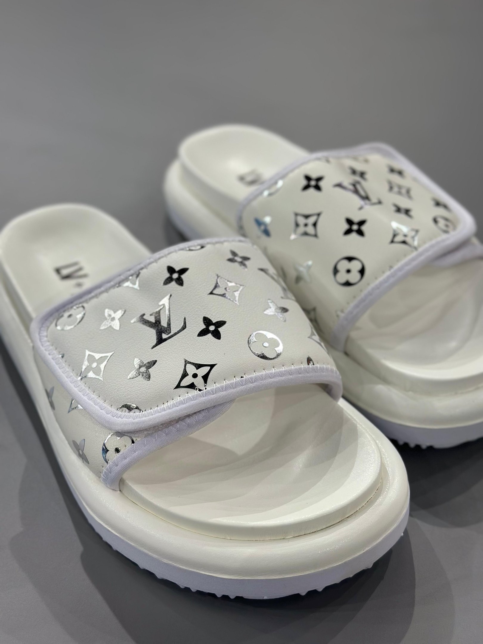 Chinelo Slide LV Miami Branco Premium | Caio Multimarcas