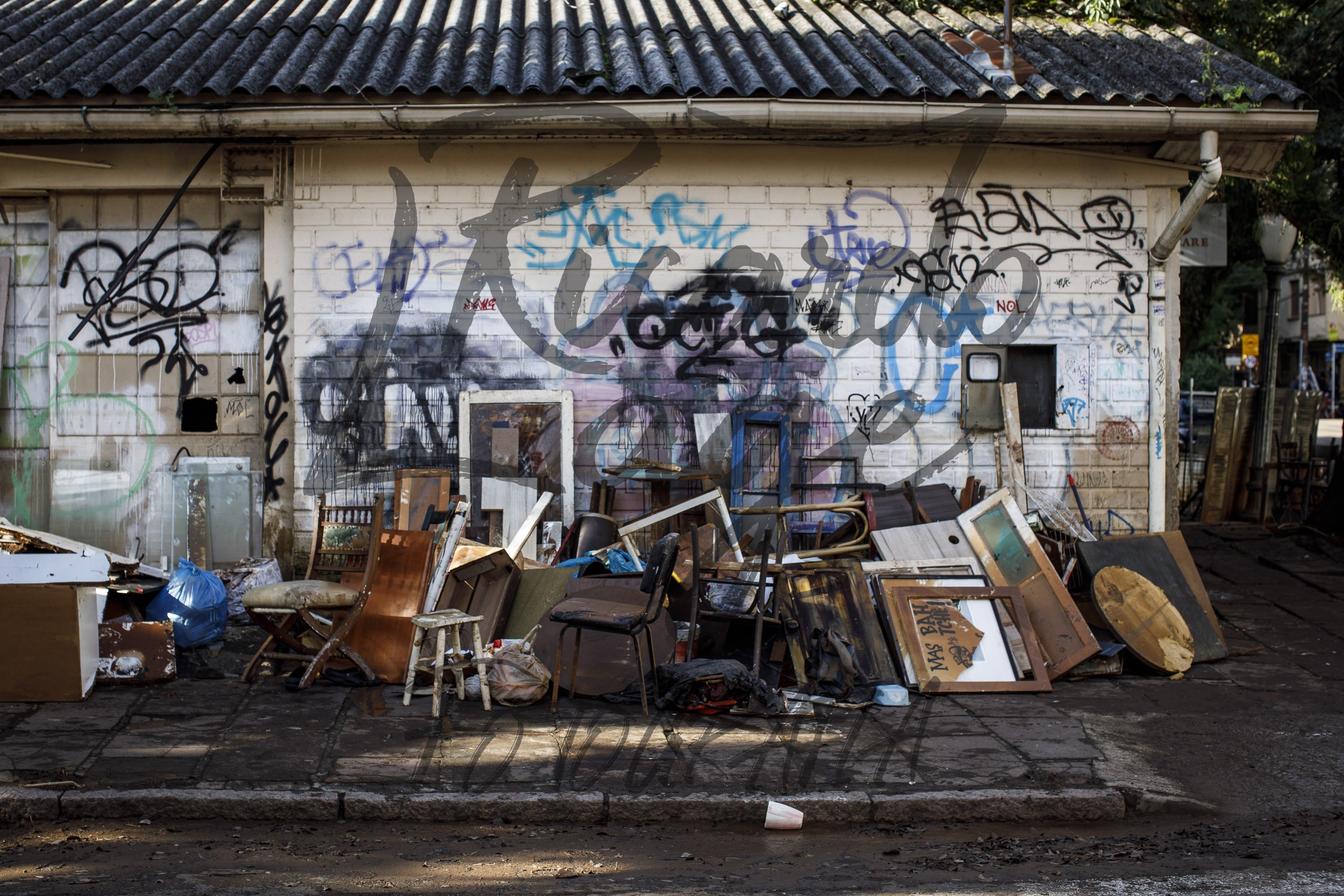 Poster Horizontal Entulhos sobre a calçada com quadro “Mas Bah Tchê” no ...